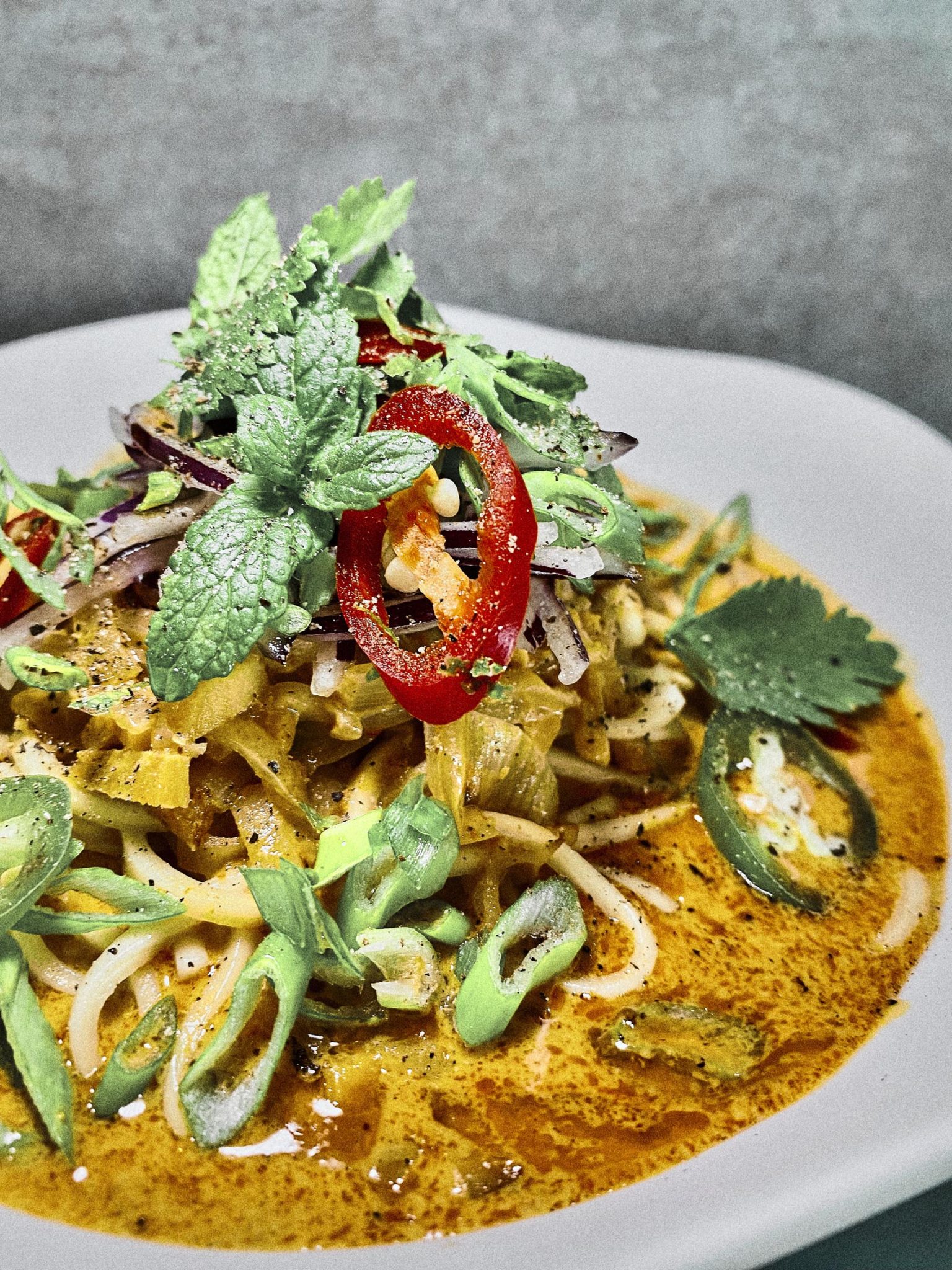 Receta SOPA DE CURRY AHUMADO Y MARISCO CON NOODLES - Colmado Singular